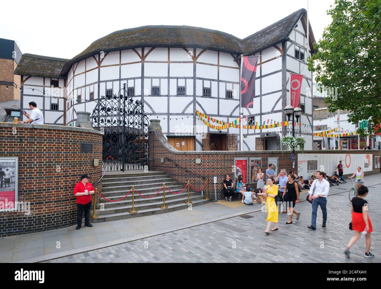 Shakespeare play globe theatre hi-res stock photography and images - Alamy