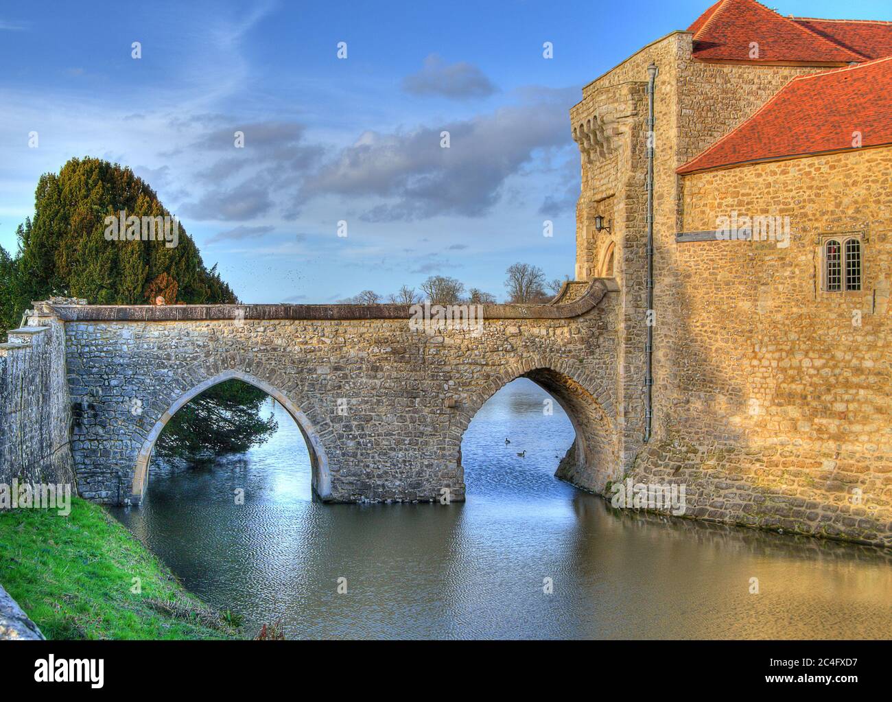 Leeds castle bridge and entrance in Kent - HDR Stock Photo - Alamy