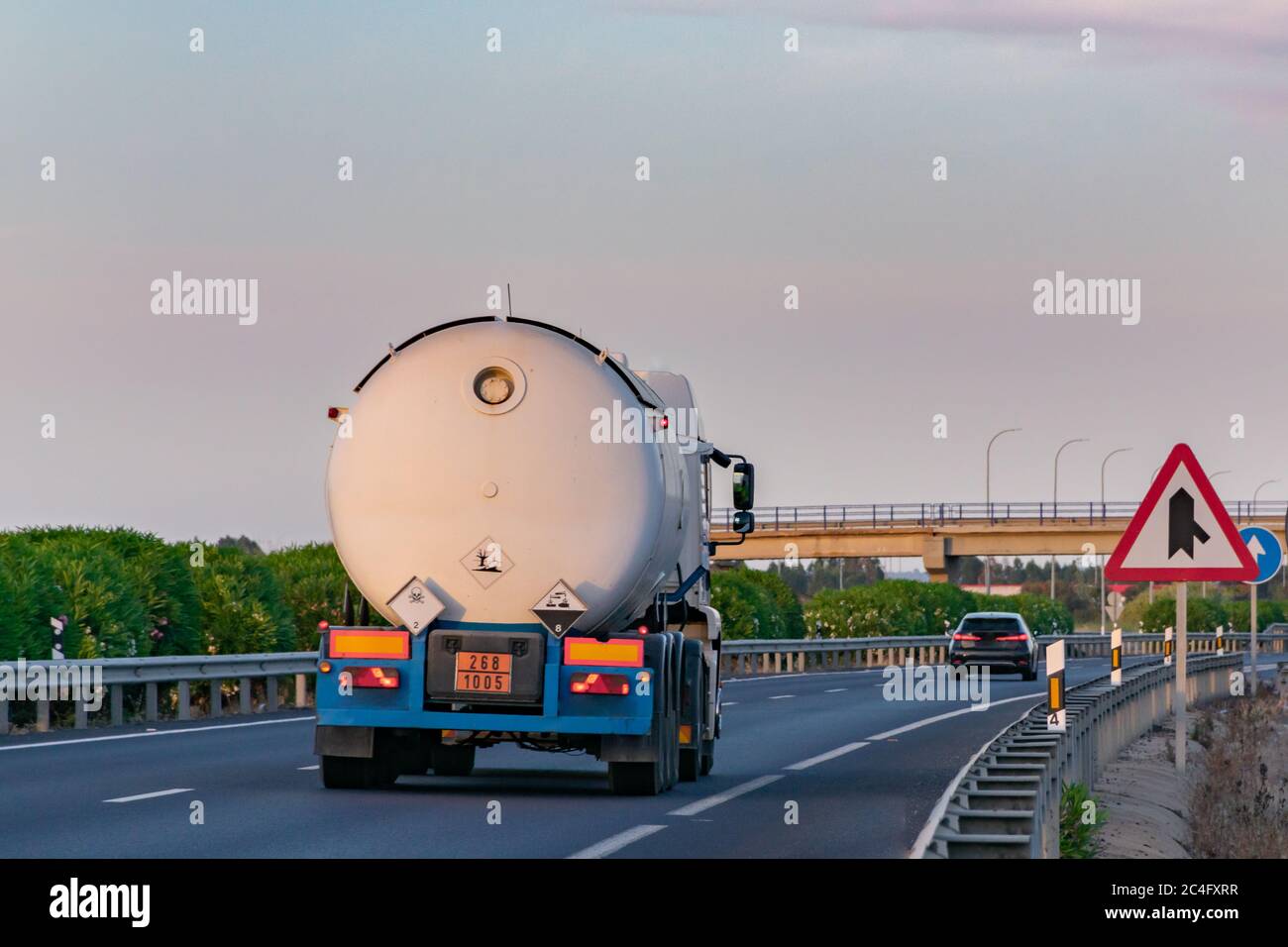 Tank truck for the transport of dangerous gases, transporting toxic ...