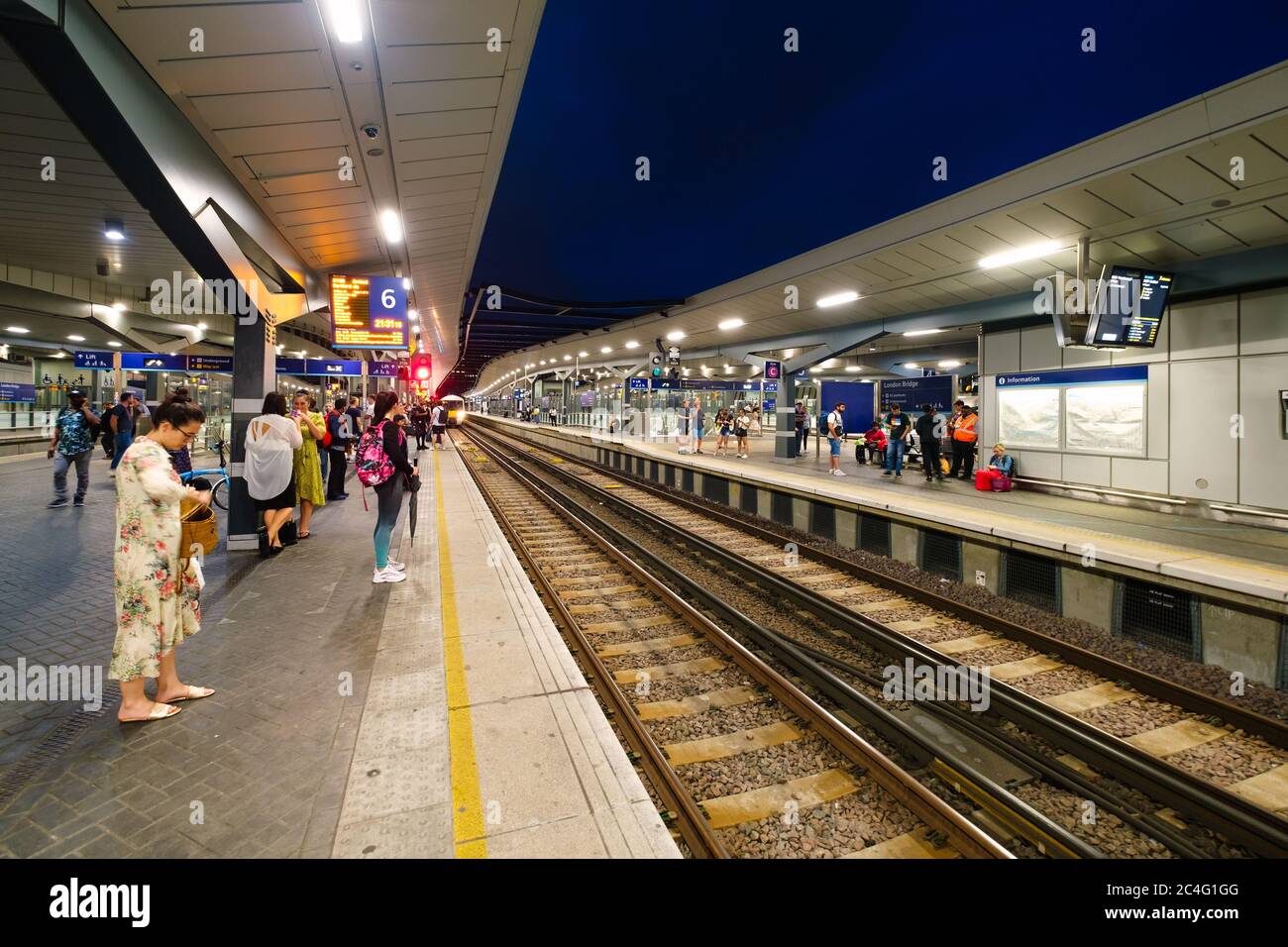 London bridge train station hi-res stock photography and images - Alamy
