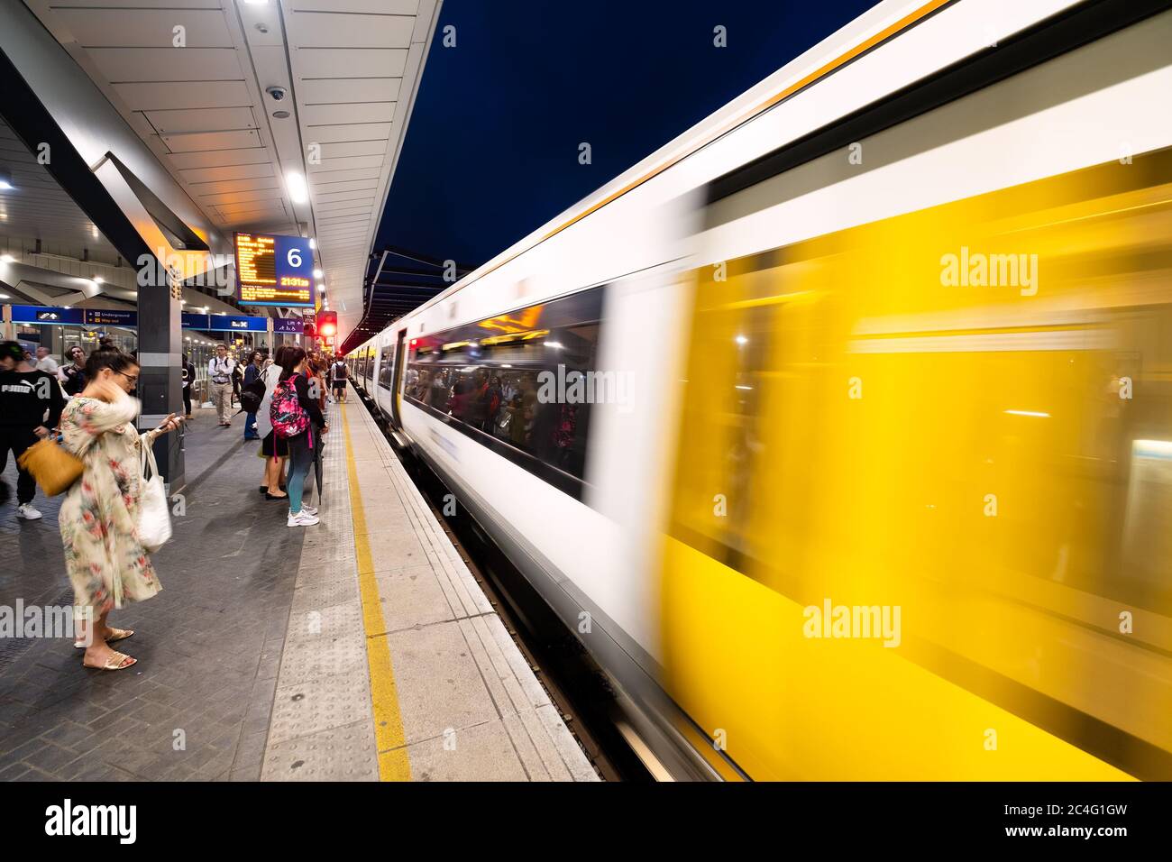 London bridge train station hi-res stock photography and images - Alamy