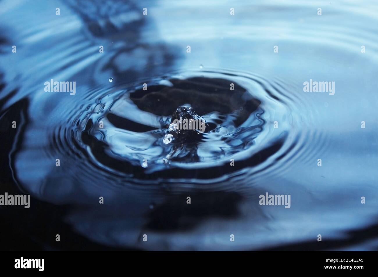 Beautiful splash of water drop on water surface - Droplet Photography ...
