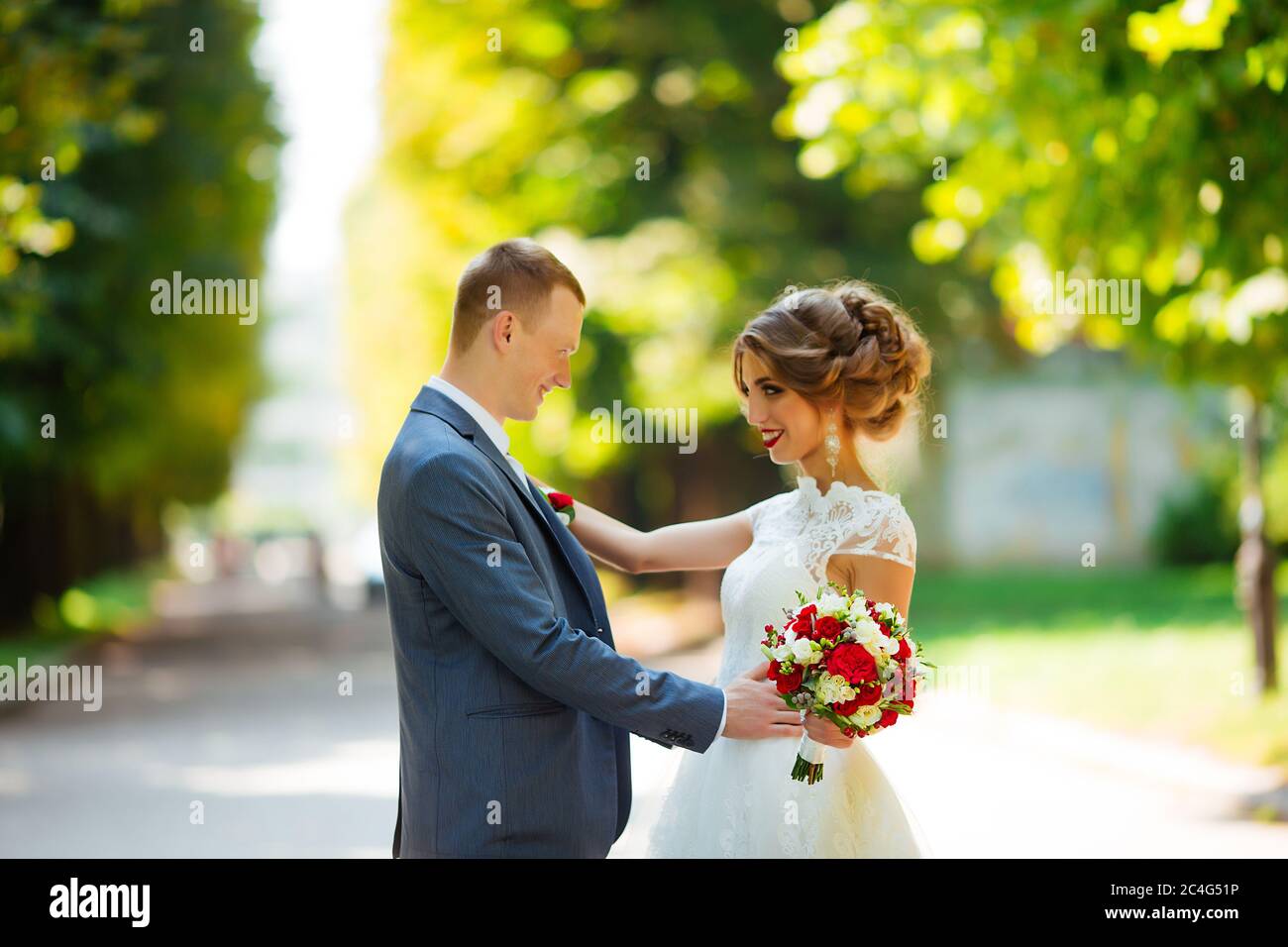 wedding couple, beautiful young bride and groom Stock Photo - Alamy