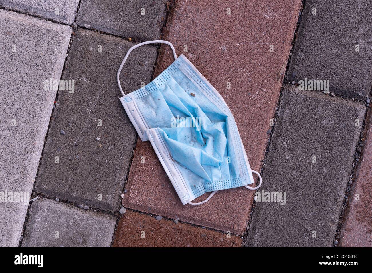 Dropped on the ground hi-res stock photography and images - Alamy