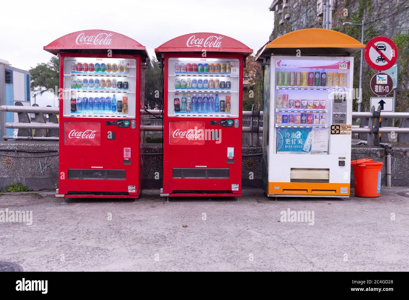 Soda soft drink vending machines hi-res stock photography and images ...