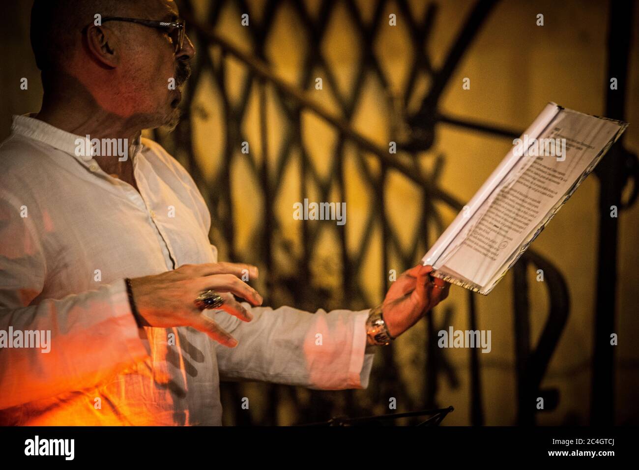 Black actors on stage hi-res stock photography and images - Alamy