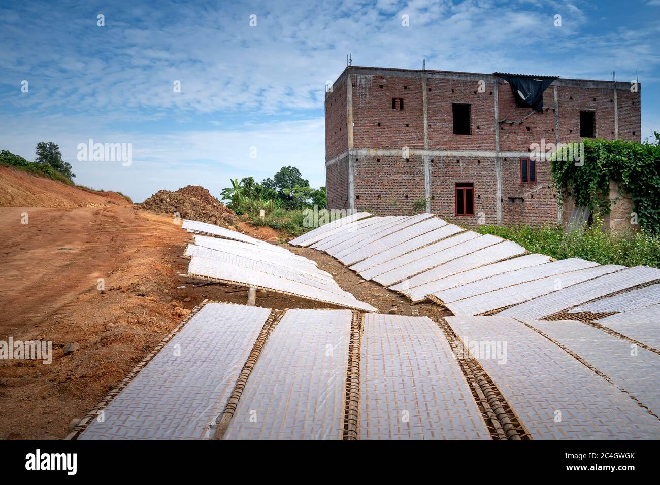 Exposing the noodles in the My Chu trade village of Thu Duong village ...