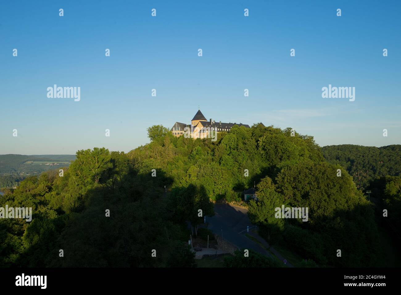 View to the palais Waldeck at the lake Edersee Stock Photo - Alamy