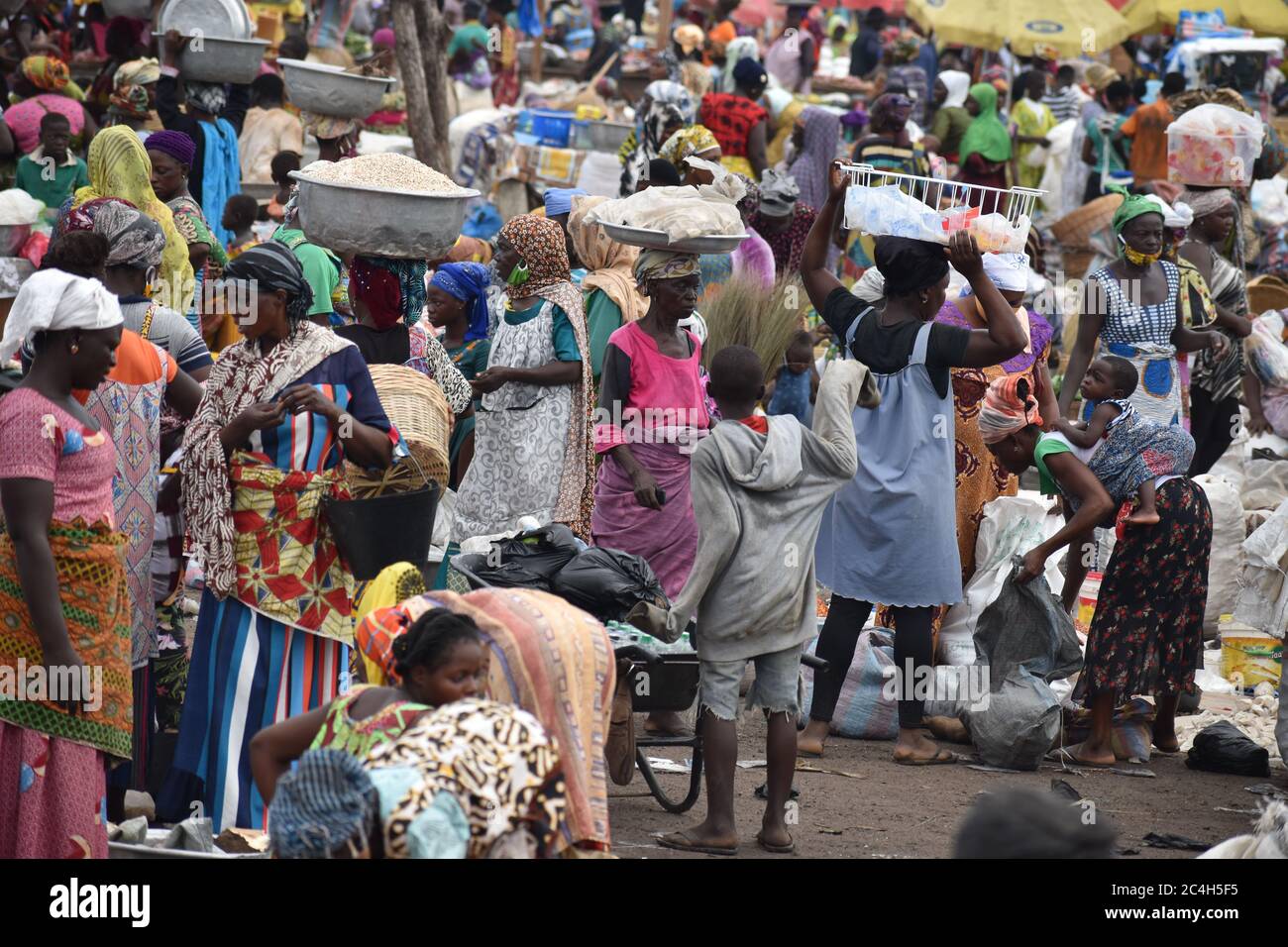 Market Day at Buipe a remote town in Ghana Stock Photo - Alamy