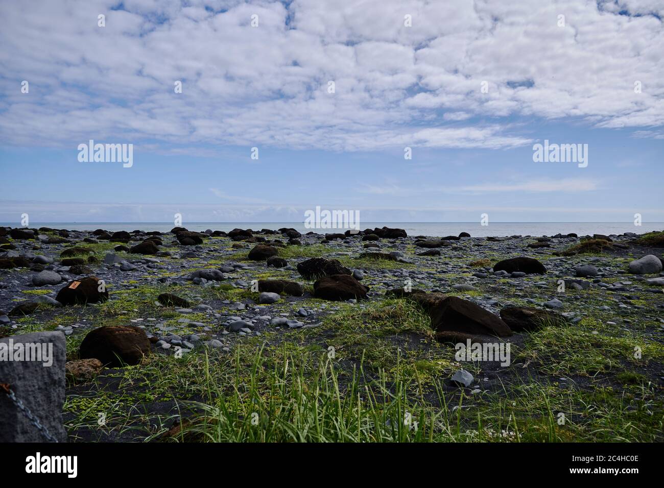 Seaside iceland black sand rocks hi-res stock photography and images ...