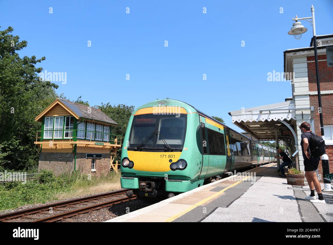 SOUTHERN RAILWAY TRAIN AND SIGNAL BOX AT RYE STATION Stock Photo - Alamy