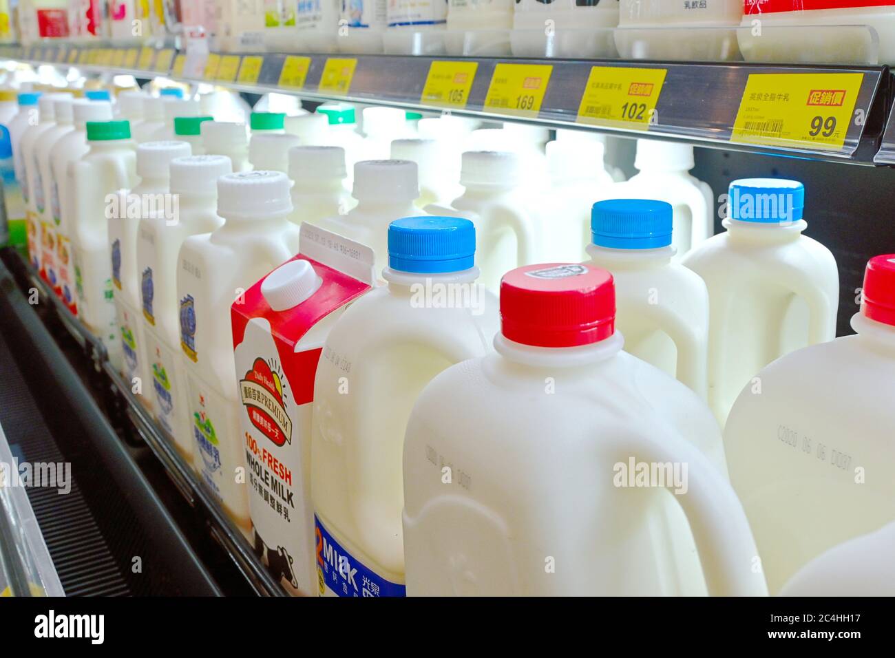 Milk on store shelf hi-res stock photography and images - Alamy