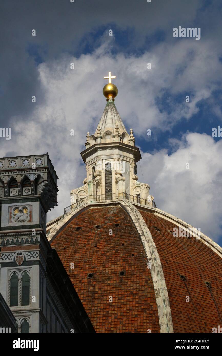 Dome of Filippo Brunelleschi details in the sky of the city, Florence ...