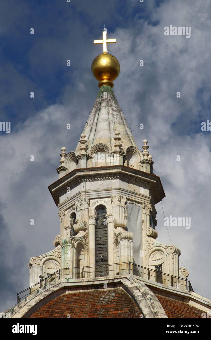 Dome of Filippo Brunelleschi details in the sky of the city, Florence ...