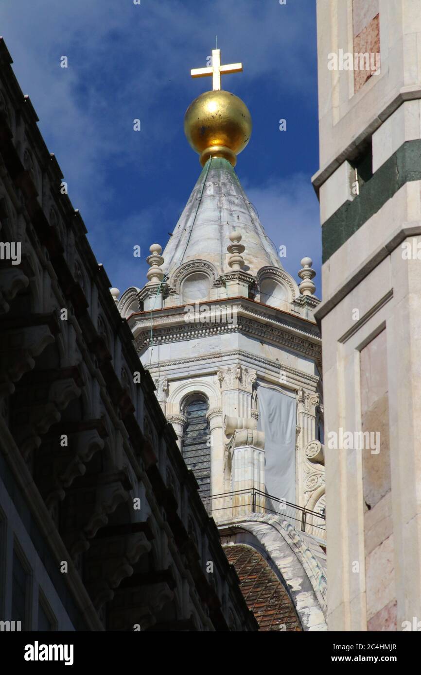 Dome of Filippo Brunelleschi details in the sky of the city, Florence ...
