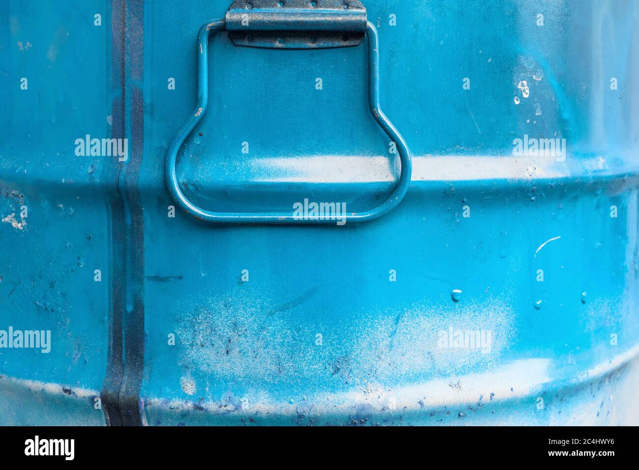 Blue color can. Metal can with blue paint drips Stock Photo - Alamy