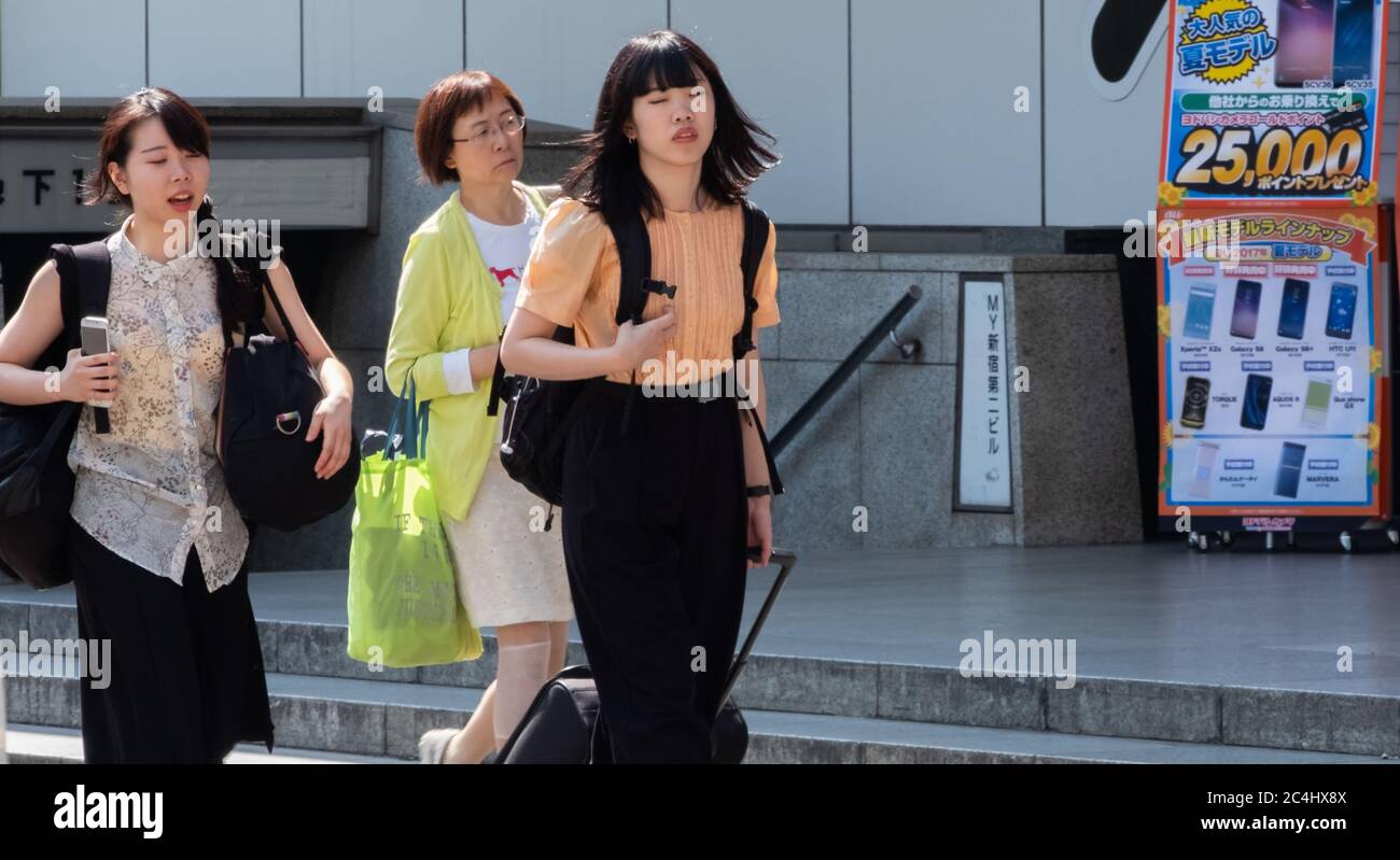 Japan shinjuku tokyo young women hi-res stock photography and images ...