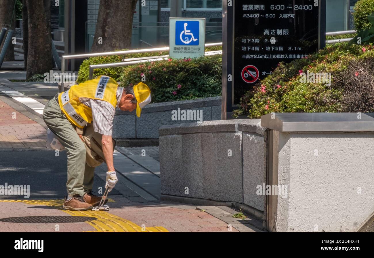 Tokyo Metropolitan workers cleaning up Shinjuku sidewalk, Japan Stock ...