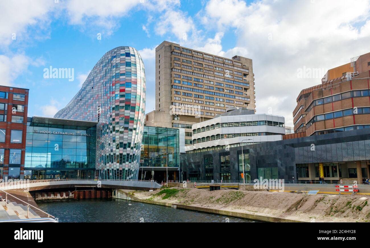 Hoog Catharijne shopping mall with the Poortgebouw (Gate Building) on a ...