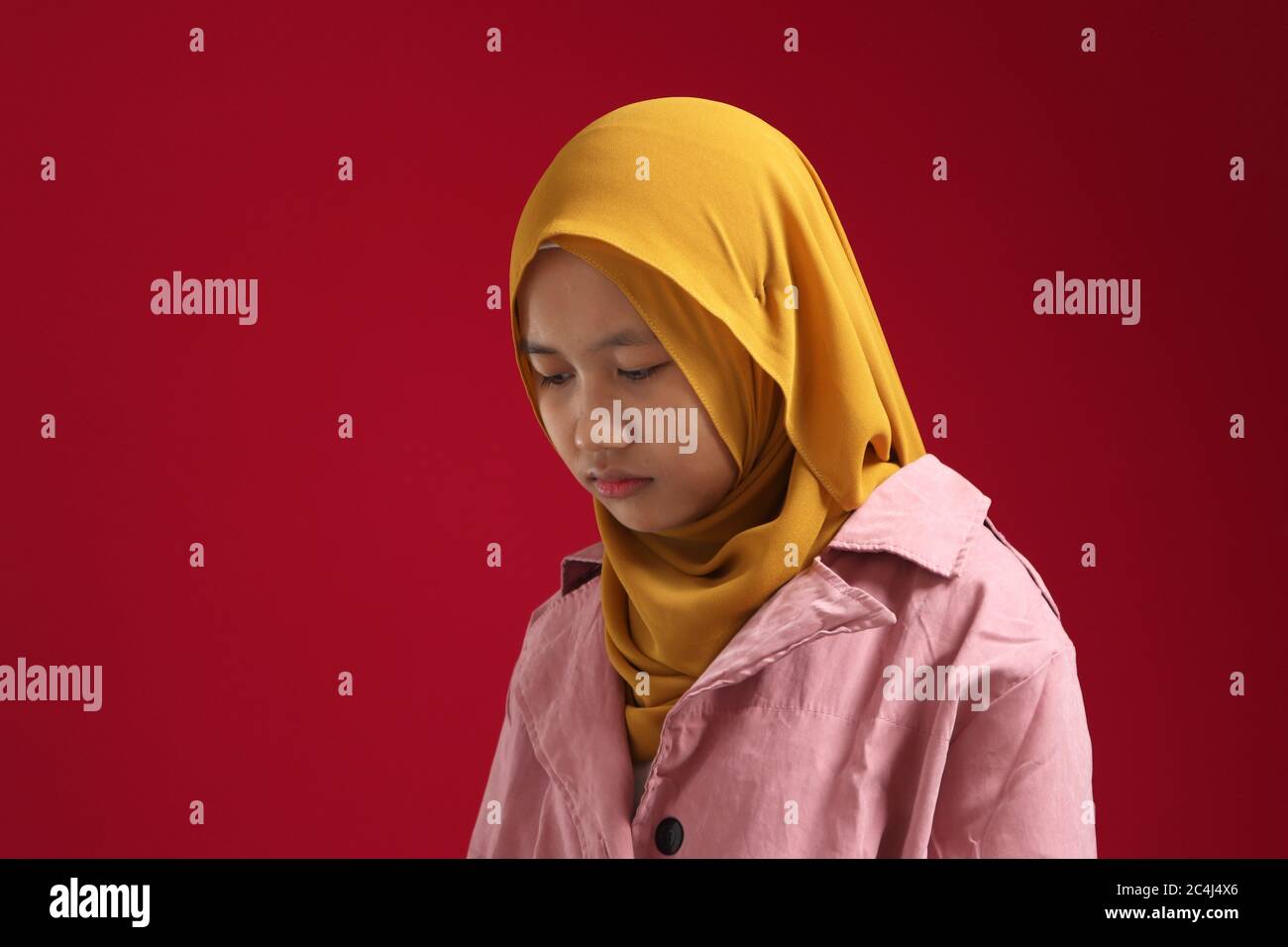 Beautiful muslim girl crying face hi-res stock photography and images ...