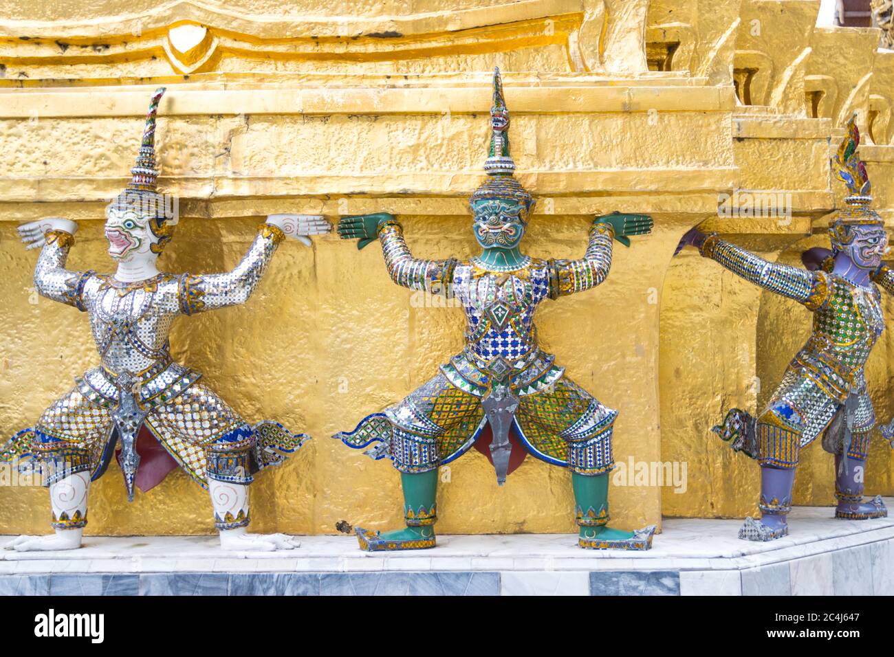 Giant bear statue hi-res stock photography and images - Alamy