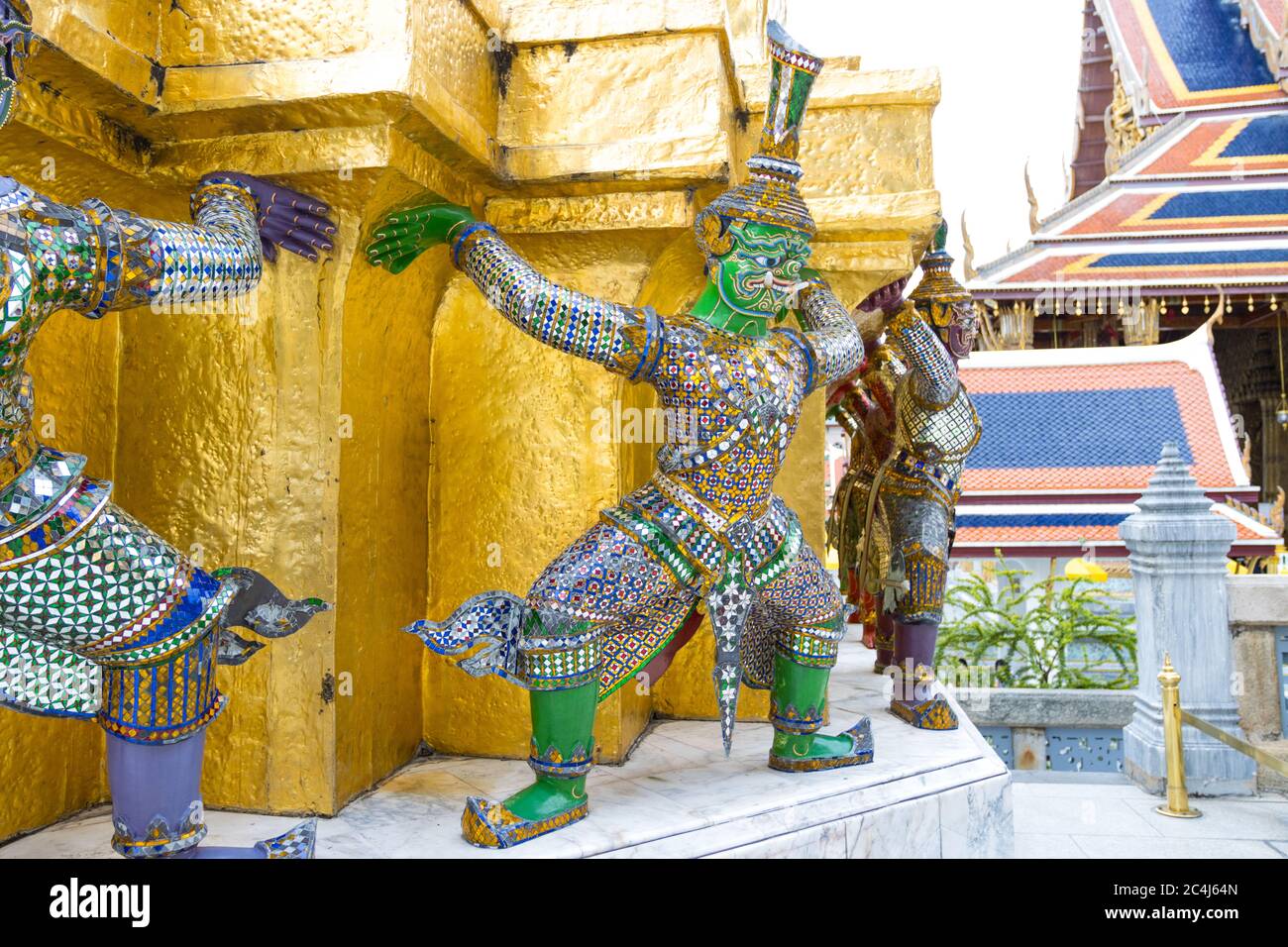 Art sculptures - Giant Statues , The giant monkey and help bear the ...