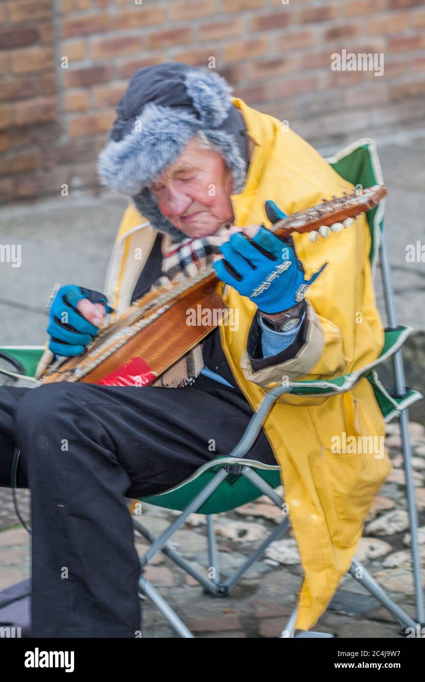Old man busker hi-res stock photography and images - Alamy