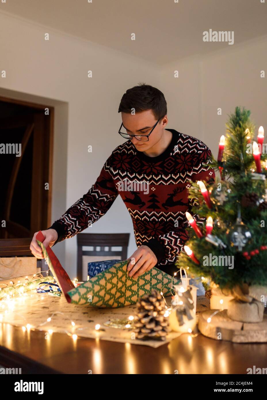 Young man packs christmas hi-res stock photography and images - Alamy