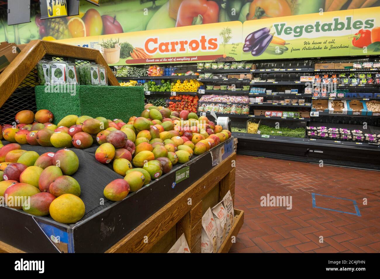 Vegetable section supermarket hi-res stock photography and images - Alamy