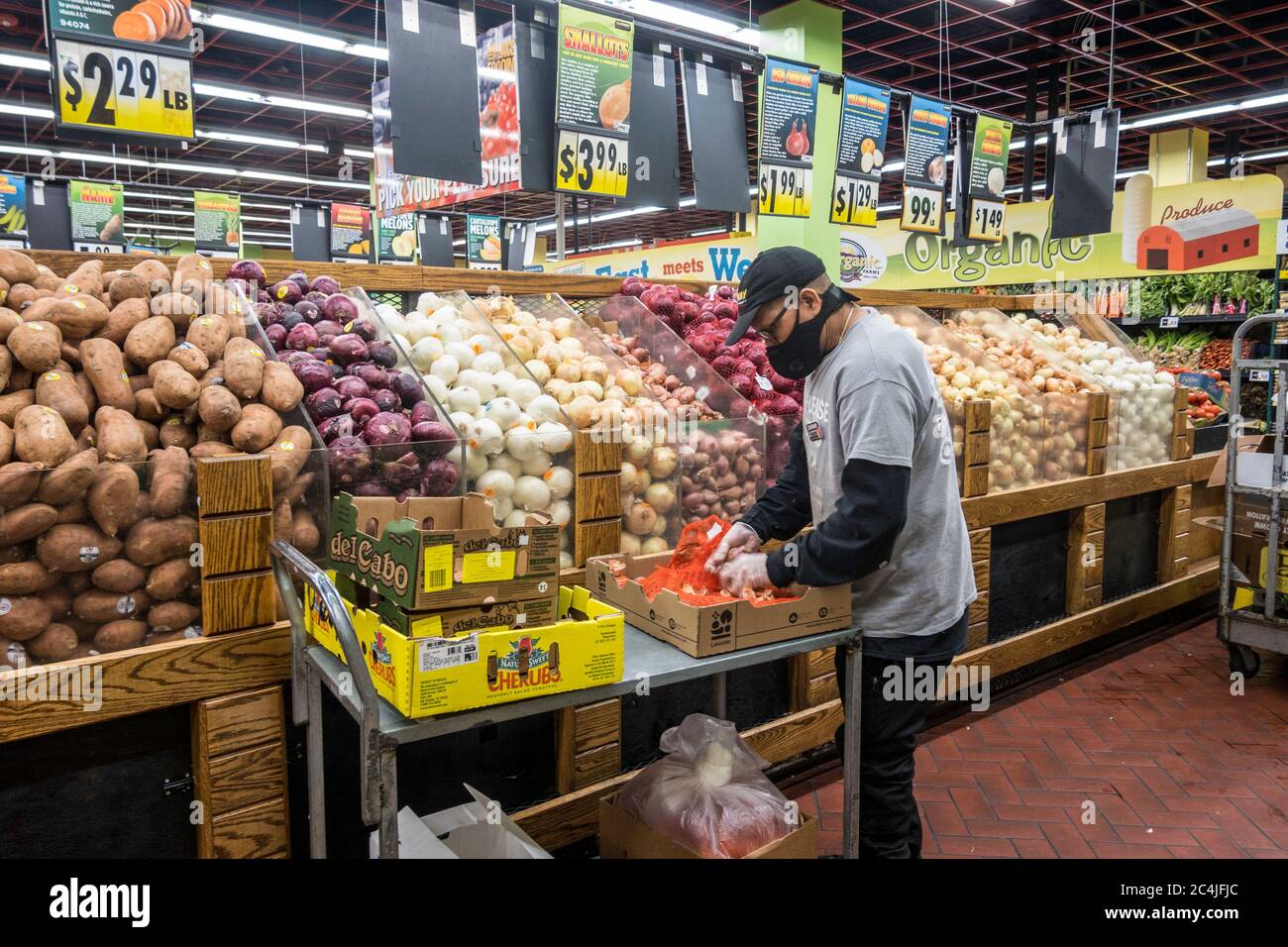 Produce section grocery store hi-res stock photography and images - Alamy