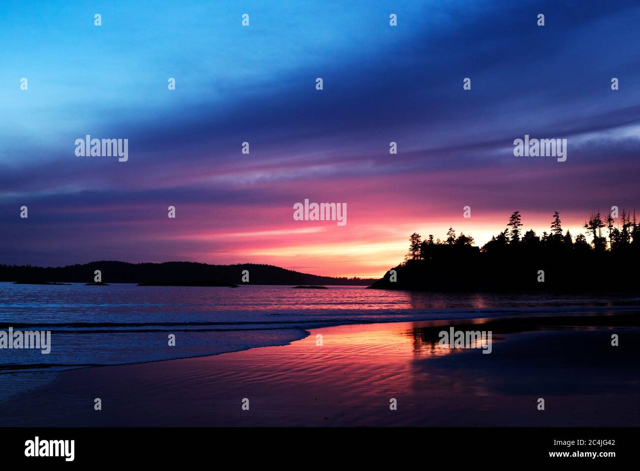 Stunning tofino beach sunset hi-res stock photography and images - Alamy