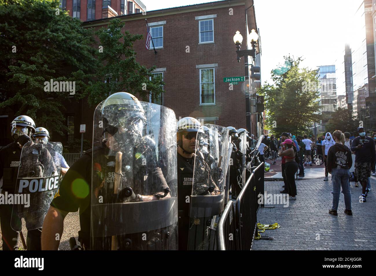 Surrounding the White House Secret Service Police in formation Stock ...