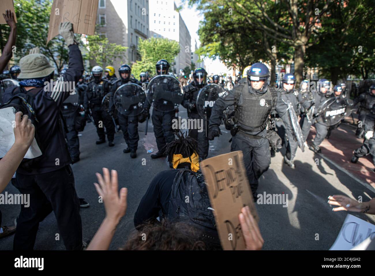 George floyd protest police line hi-res stock photography and images ...