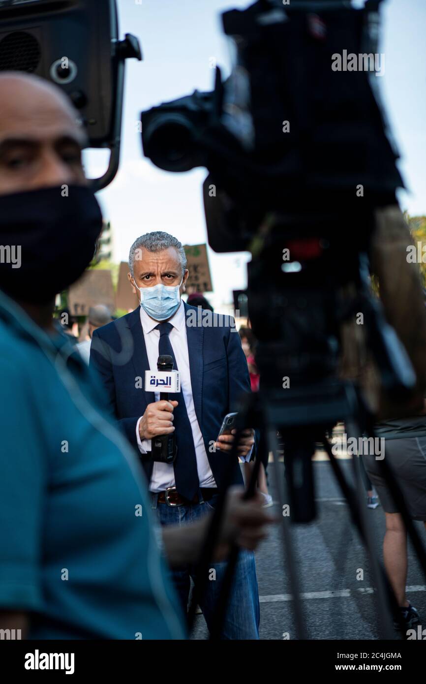 News Media broadcasting outside the White House Stock Photo - Alamy