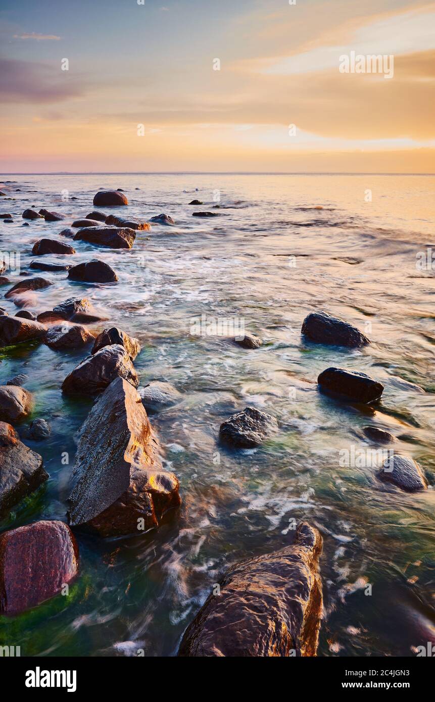 Rocks in water hi-res stock photography and images - Alamy