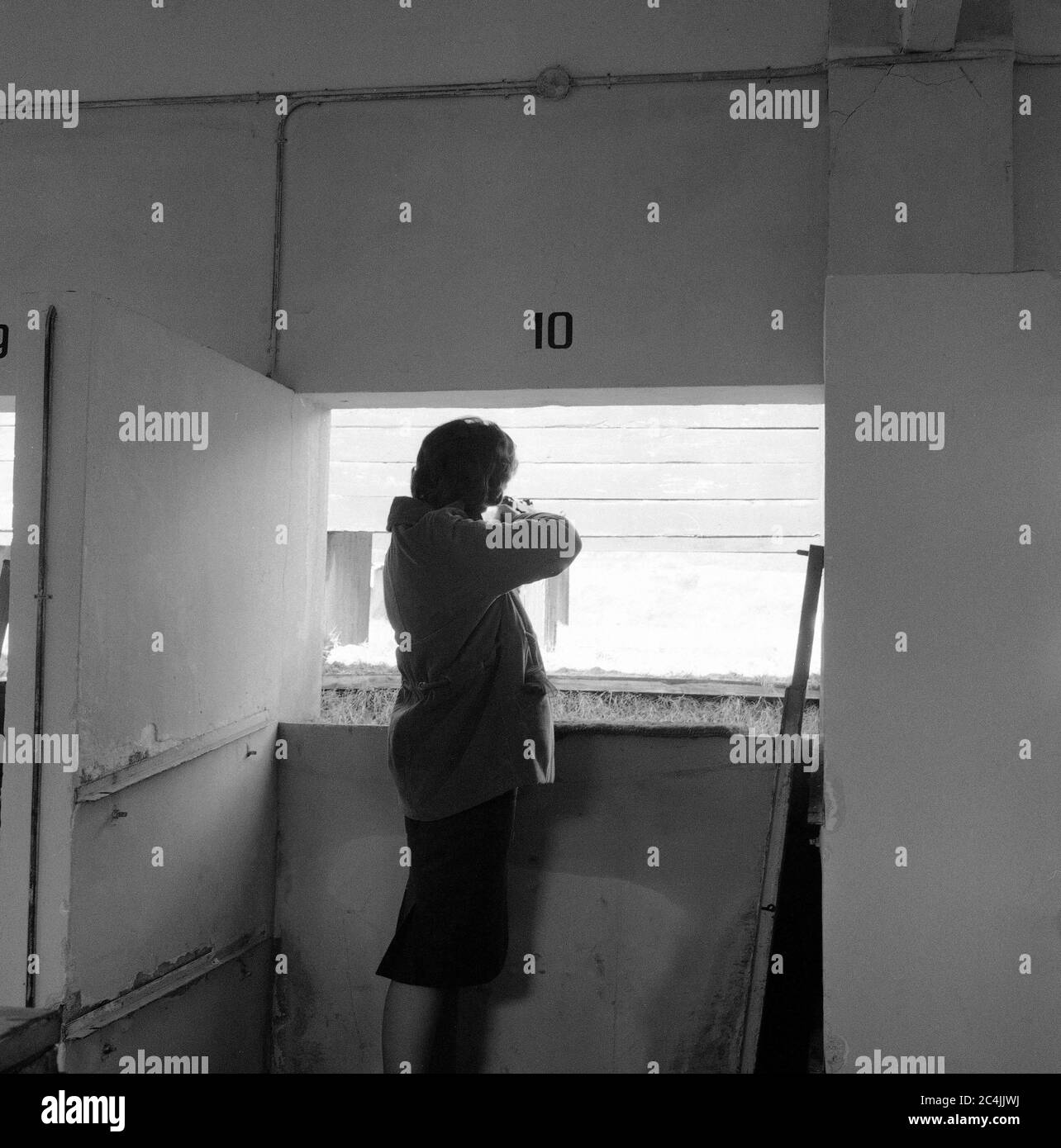 MUJER DISPARANDO EN EL CLUB DE TIRO - FOTOGRAFIA EN BLANCO Y NEGRO ...