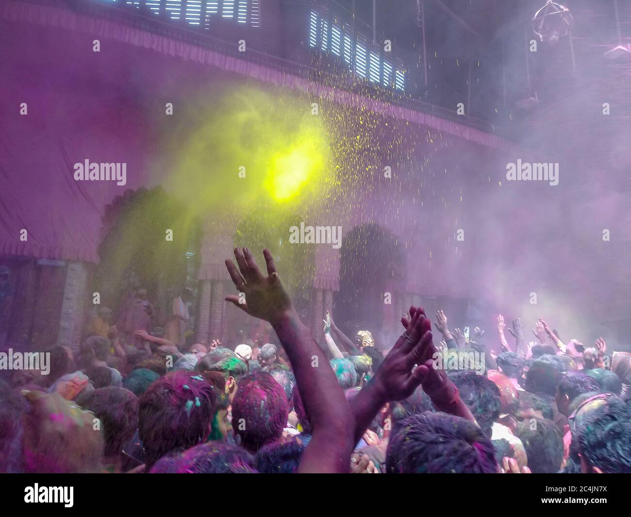 Crowd cheering india hi-res stock photography and images - Alamy