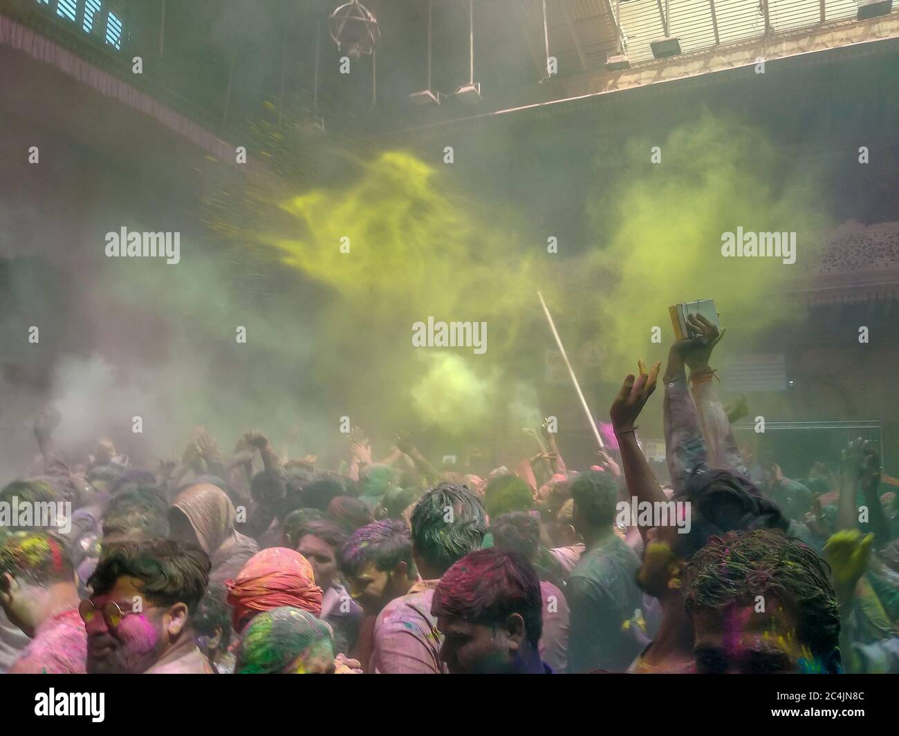 Crowd cheering india hi-res stock photography and images - Alamy