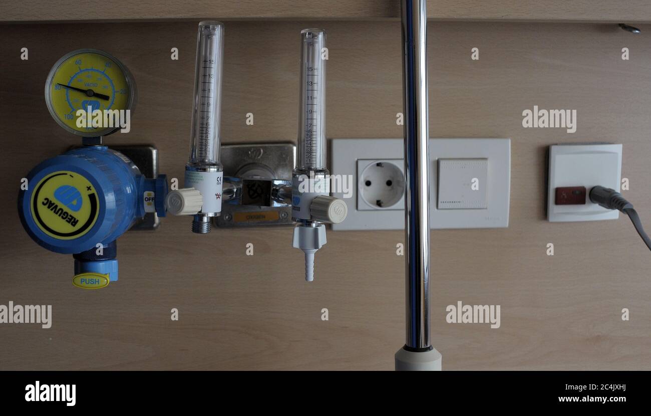 device to regulate the output of oxygen Stock Photo - Alamy