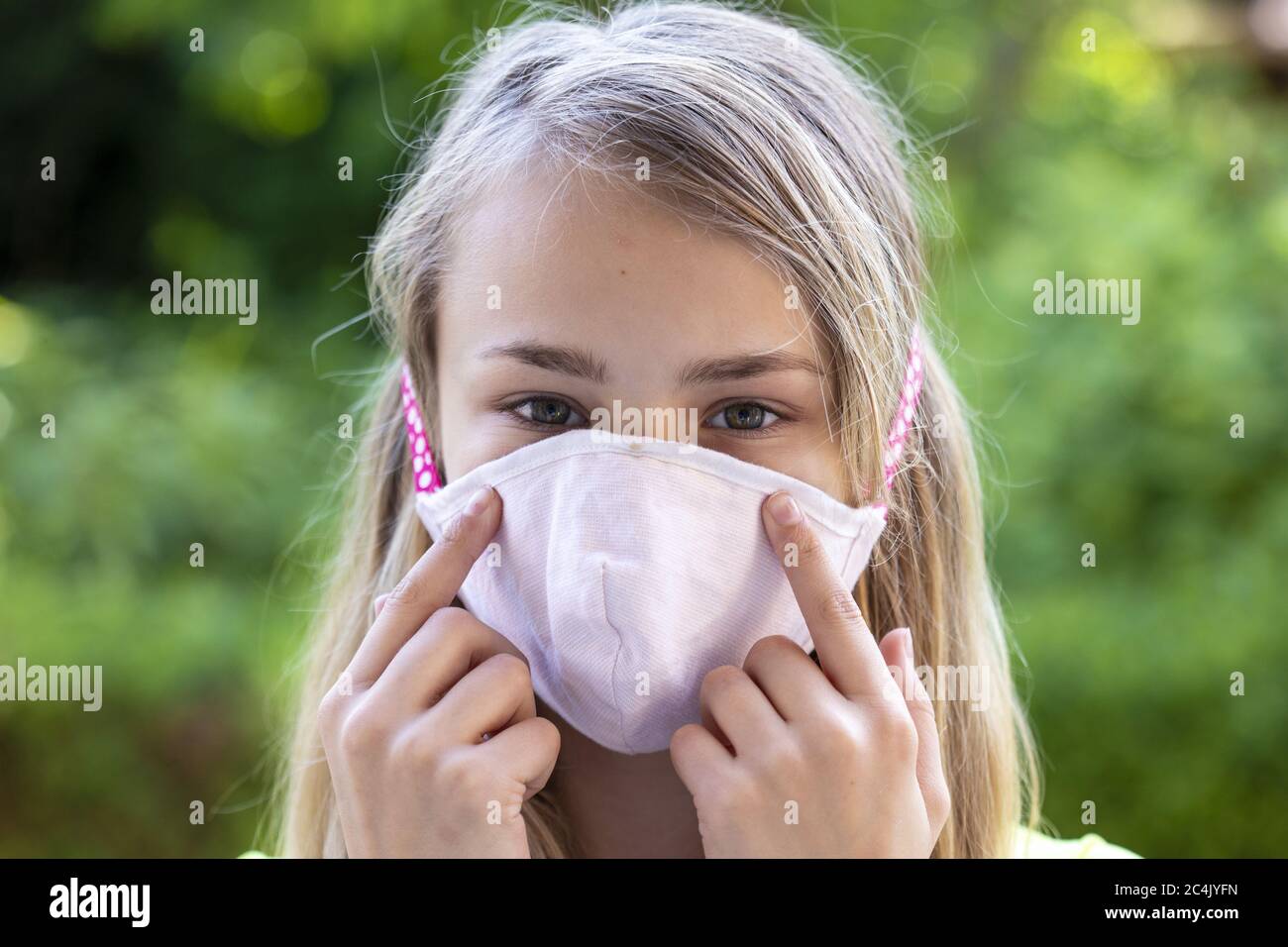 Girls with mask hi-res stock photography and images - Alamy