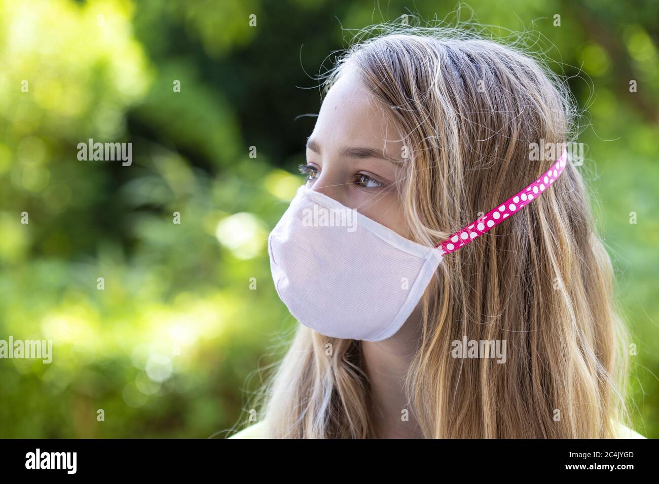 Children with mask hi-res stock photography and images - Alamy