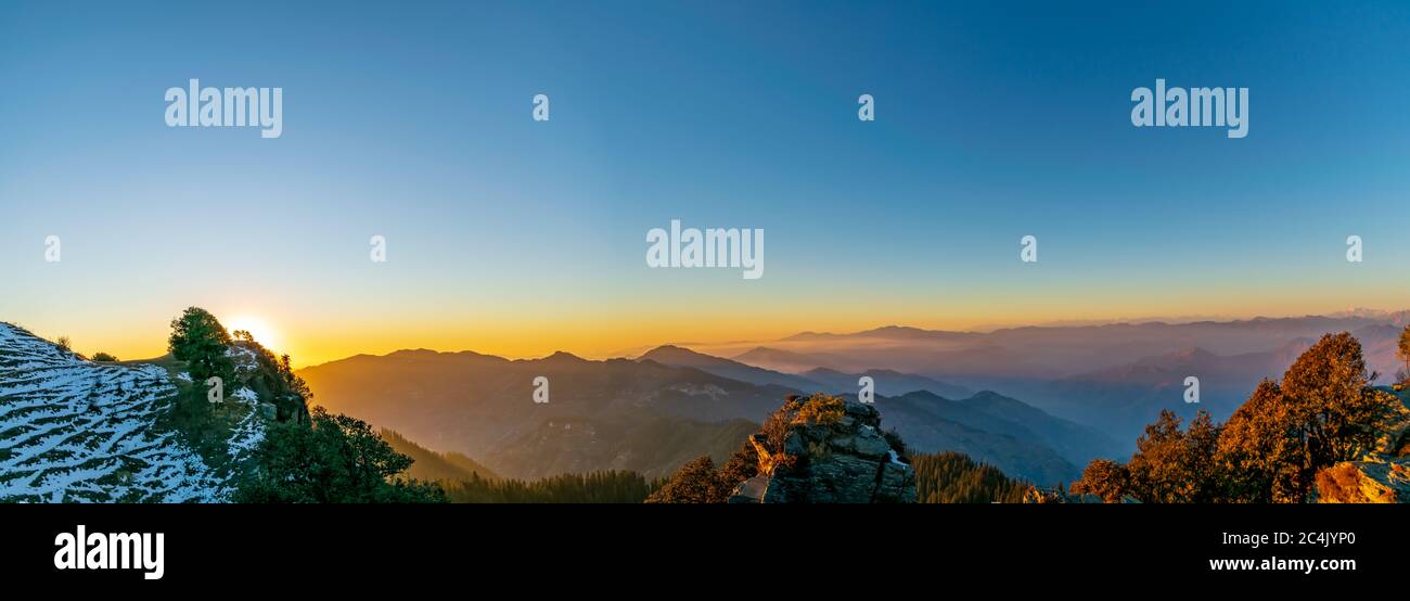 A panoramic view of the sunset from the Hatu Peak, Narkanda, India ...