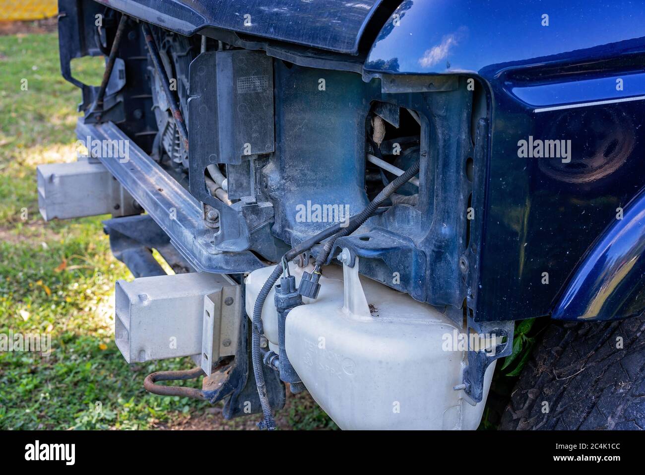 Car wreck missing parts hi-res stock photography and images - Alamy
