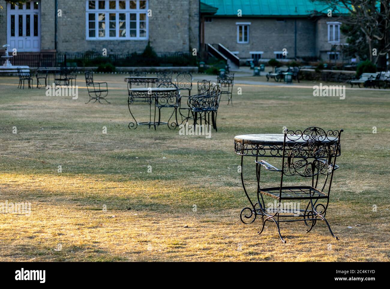 White wrought iron table chair hi-res stock photography and images - Alamy