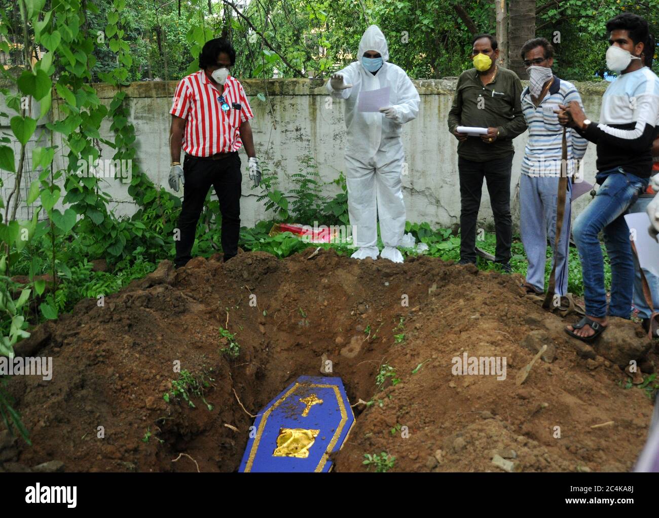 Lowered grave burial funeral in hi-res stock photography and images - Alamy