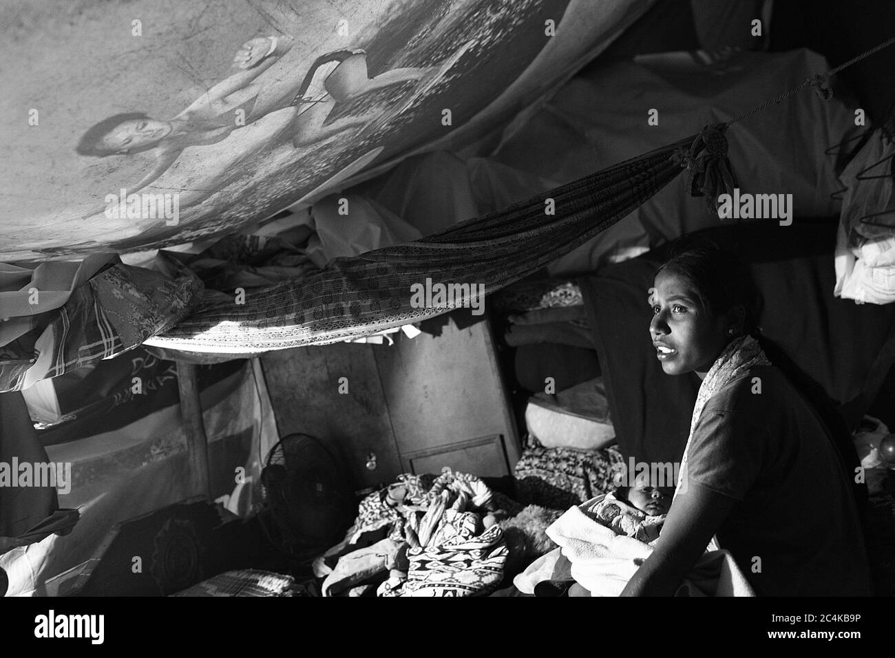 Poverty shack india family hi-res stock photography and images - Alamy