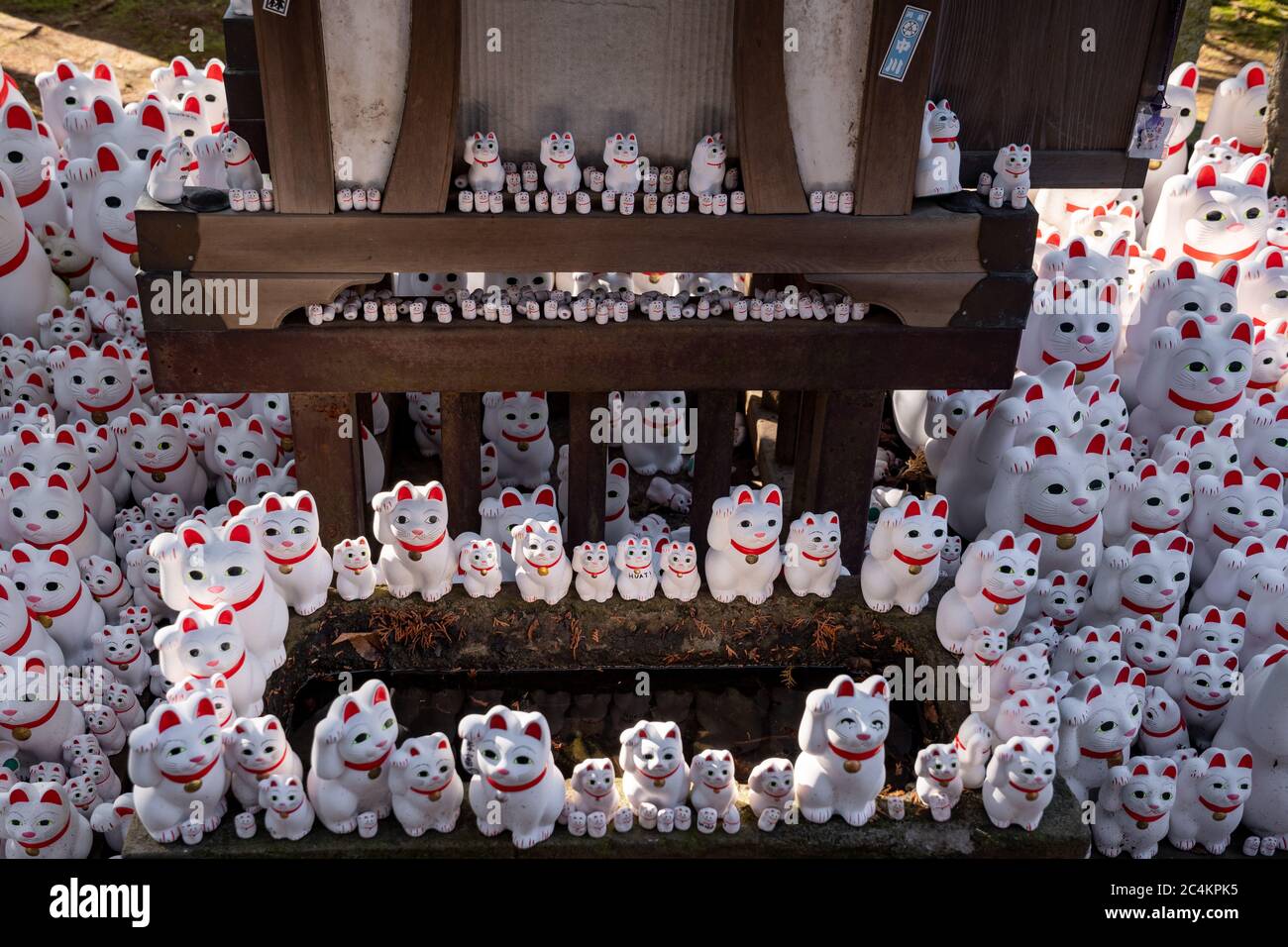 Statues cats hi-res stock photography and images - Alamy