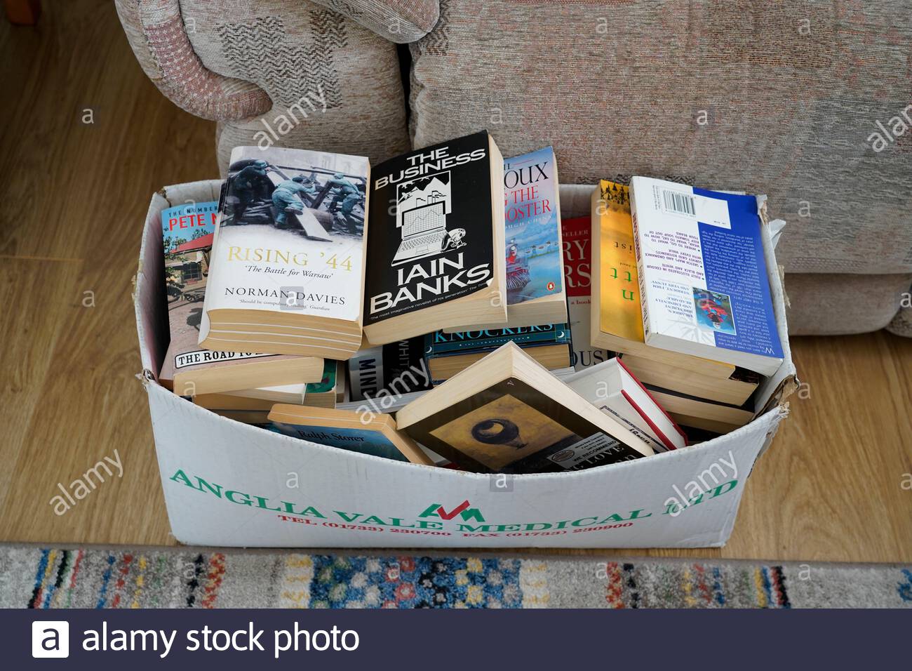 Donating books box hi-res stock photography and images - Alamy