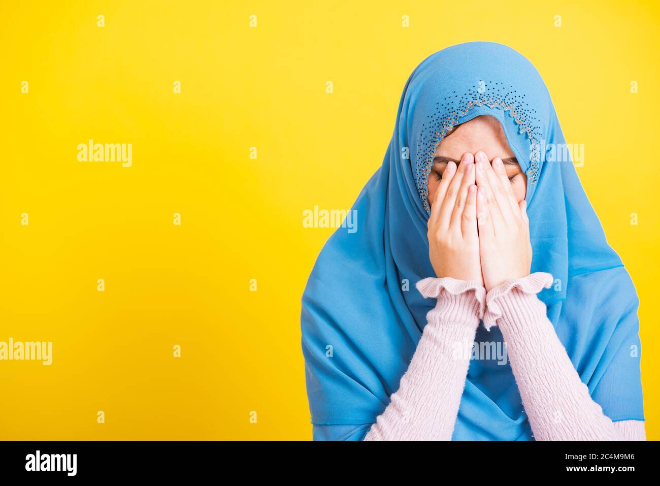 Beautiful muslim girl crying face hi-res stock photography and images ...