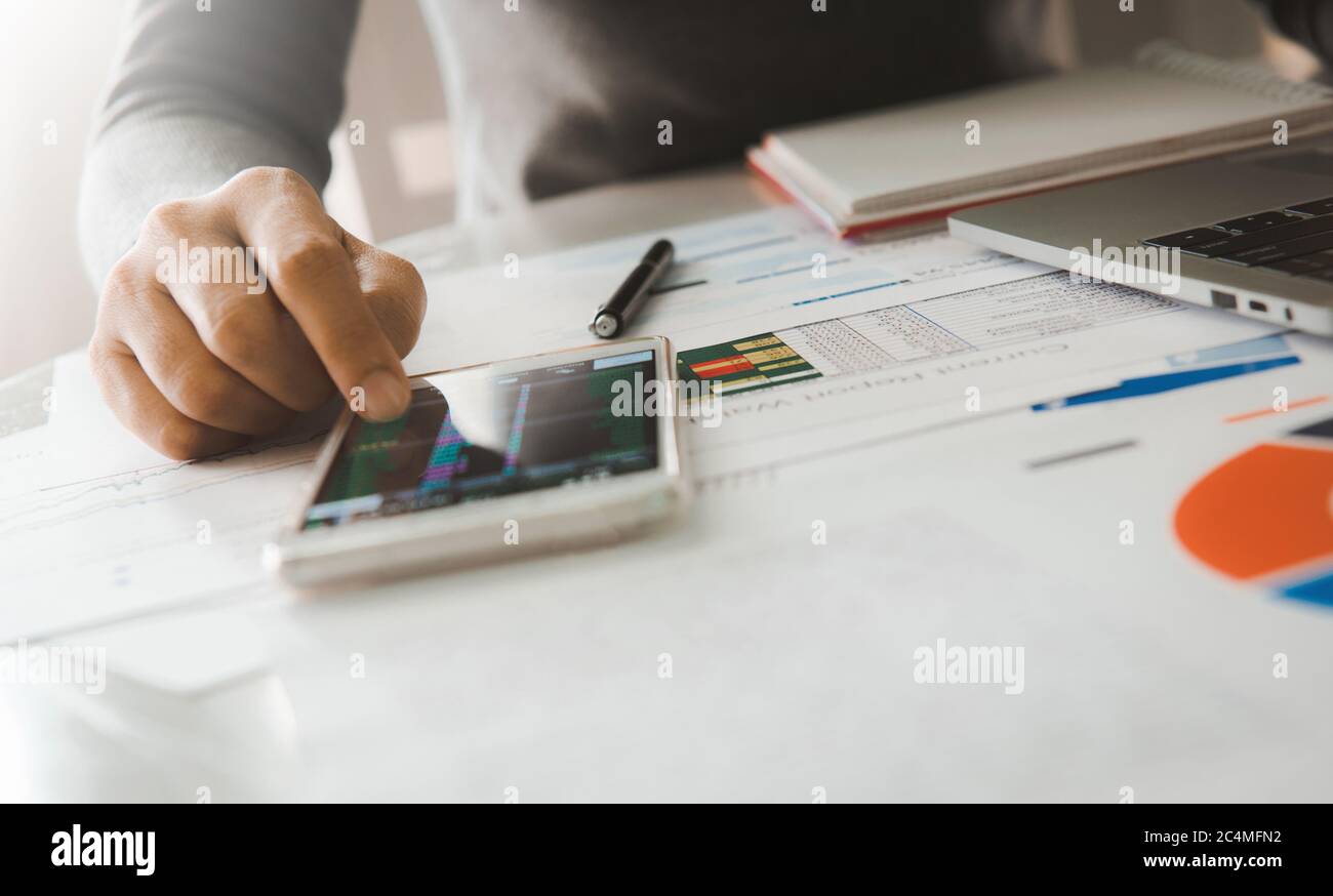 Data chart desk hi-res stock photography and images - Alamy